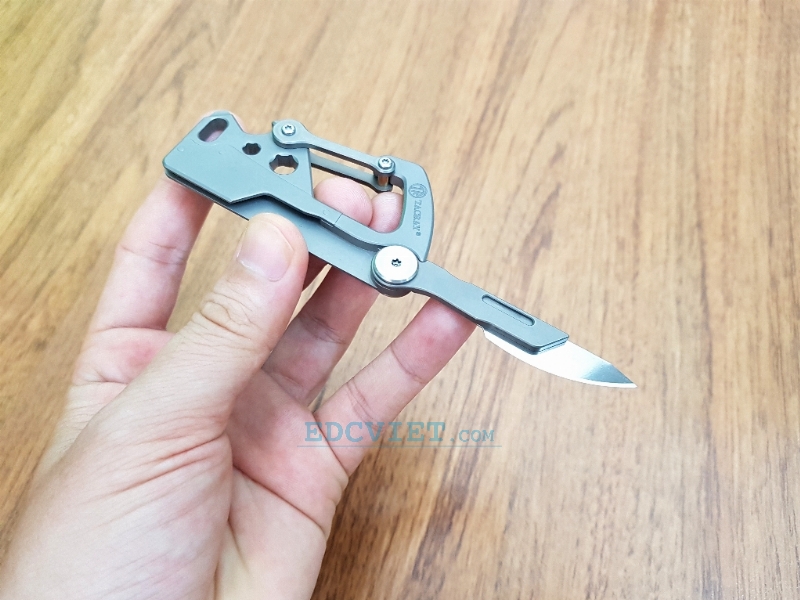 Móc khóa Tacray kèm dao gấp